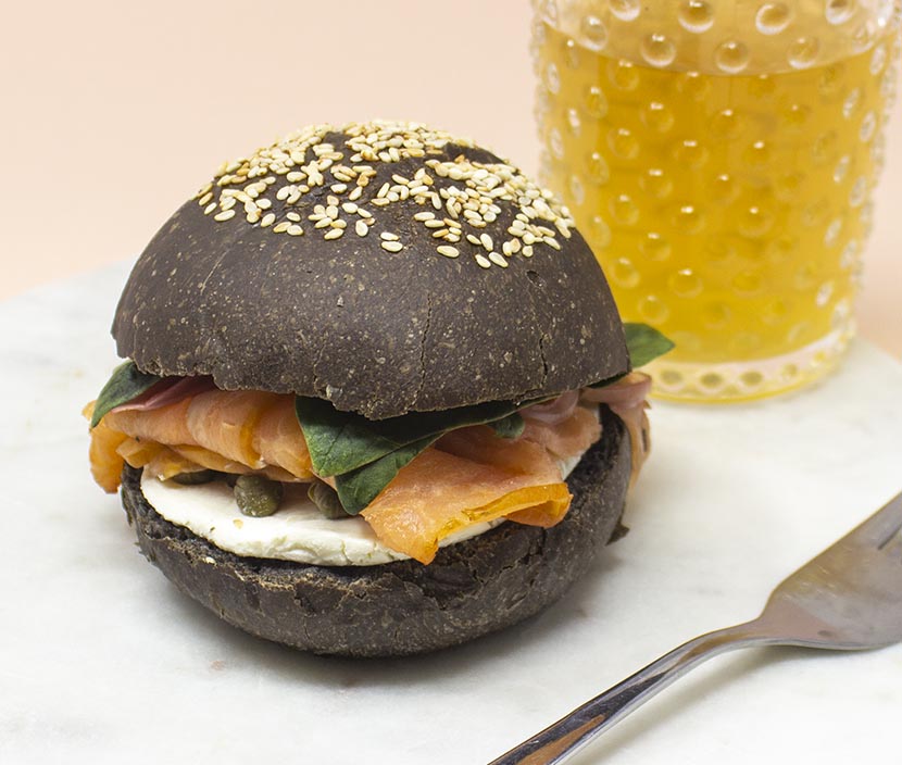 Fork | Sandwich salmón ahumado en pan con tinta de calamar | Online ...